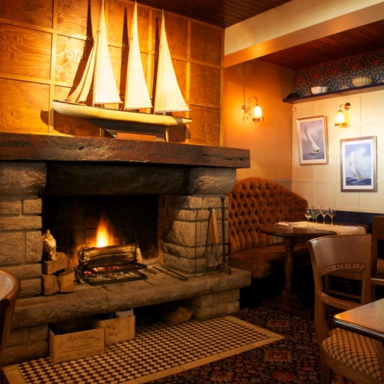 Bench Seating – Diamond Deep Button Rise & Fall in France