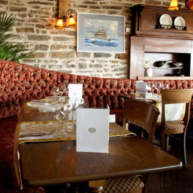 Bench Seating – Diamond Deep Button Rise & Fall in France